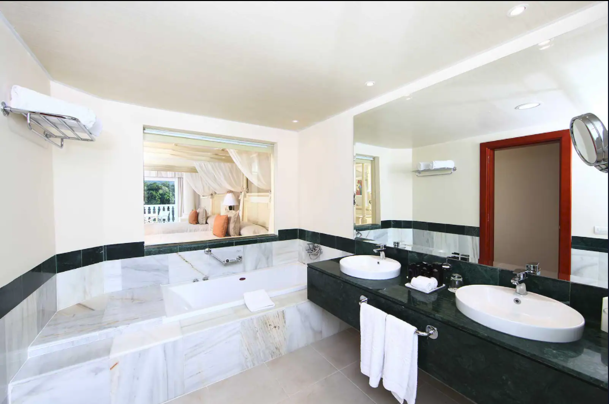 Deluxe Junior suite – Departure from Montreal: – Luxe