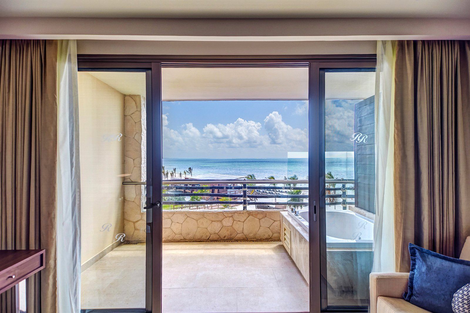 Luxury Suite Ocean View with Terrace Jacuzzi – Luxe